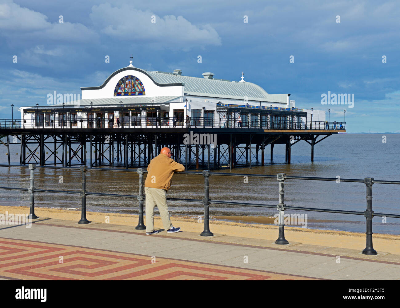 Cleethorpes pier and promenade hi-res stock photography and images - Alamy