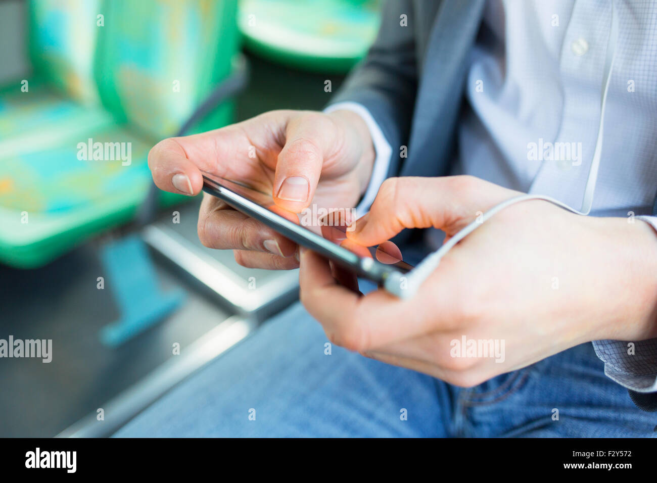 Hand phone video apps screen hi-res stock photography and images - Alamy