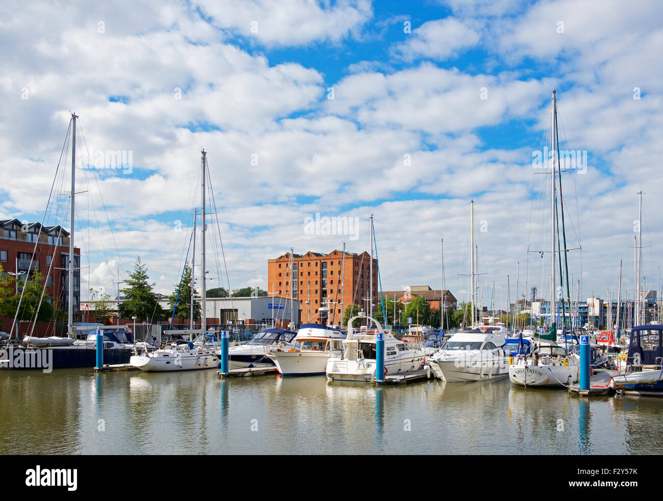 Hull marina hi-res stock photography and images - Alamy