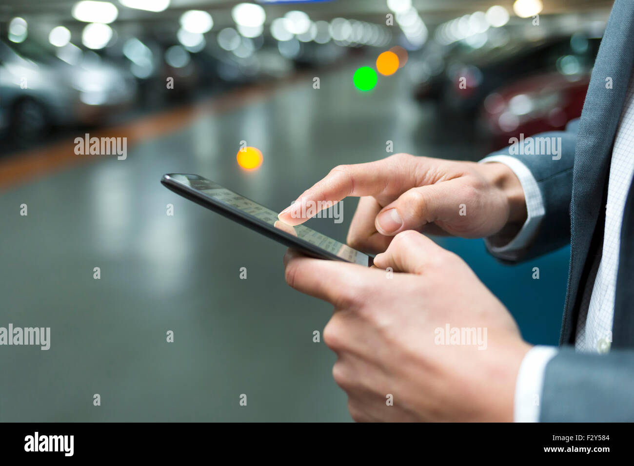 Man sms texting using app hi-res stock photography and images - Alamy