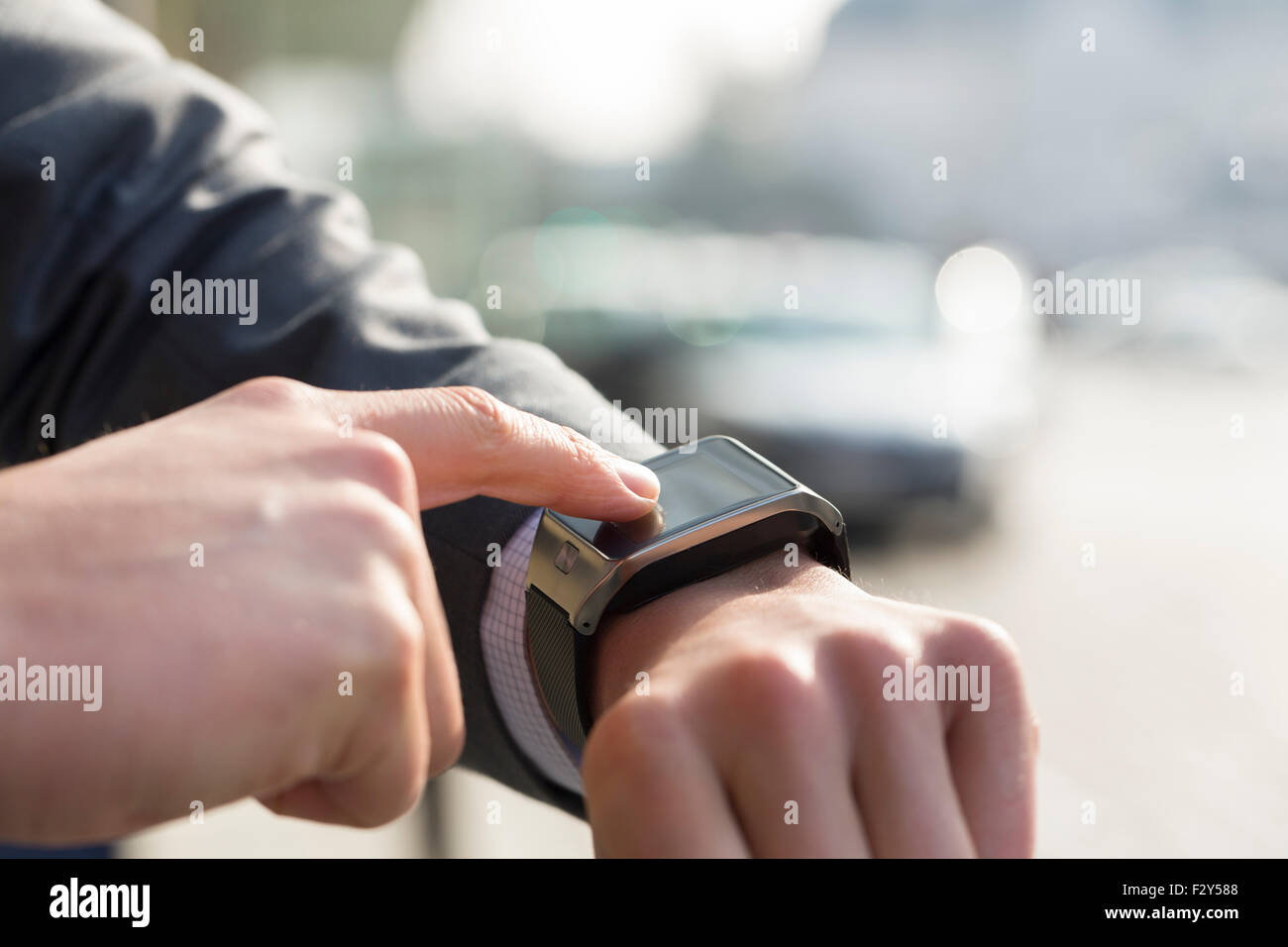 Outdoors man using his smart watch. Close-up hands Stock Photo - Alamy