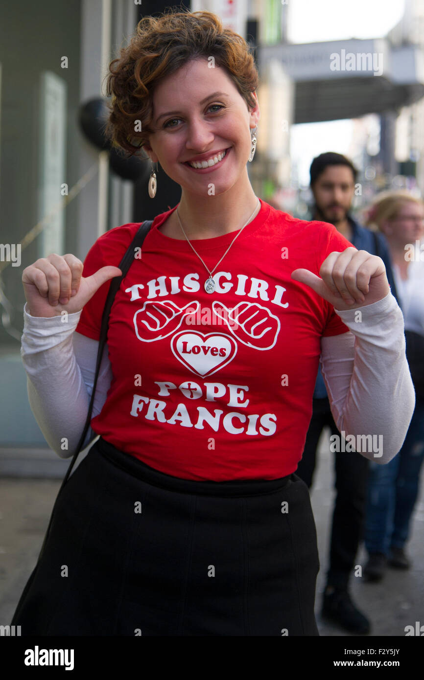 Manhattan. 25th Sep, 2015. A female fan of Pope Francis wears a shirt ...