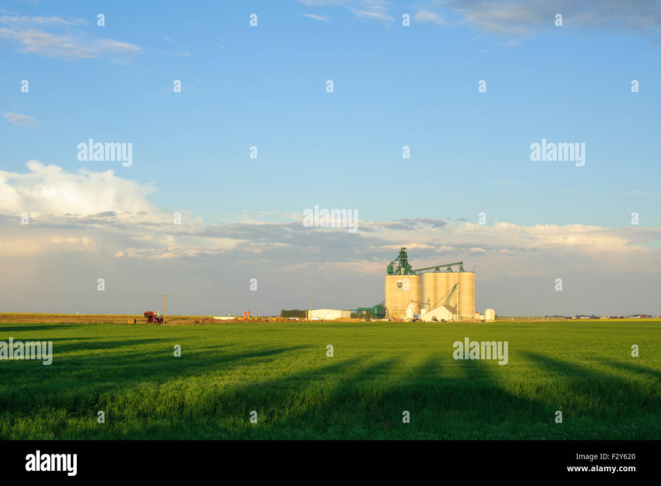 Grain elevator prairies hi-res stock photography and images - Alamy