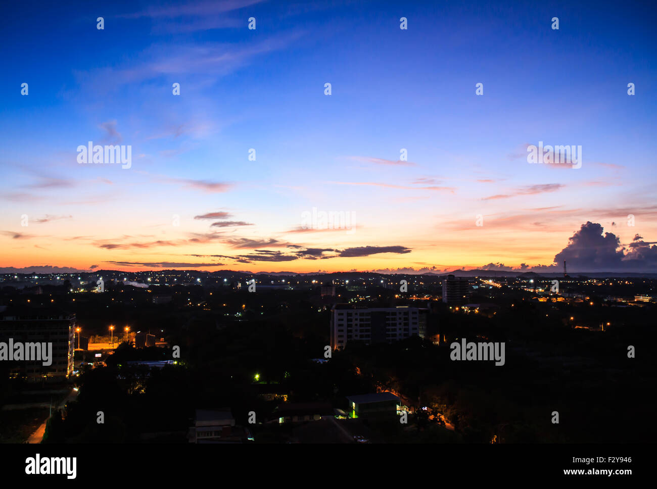 Red sky over the city hi-res stock photography and images - Alamy