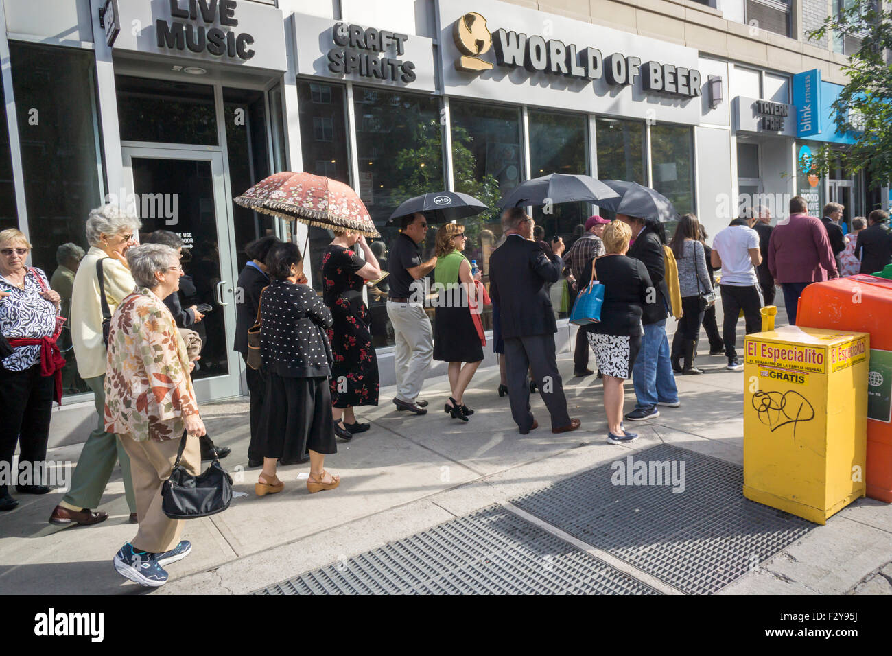 New York, New York, USA. 25th Sep, 2015. Thousands of ticket holders ...