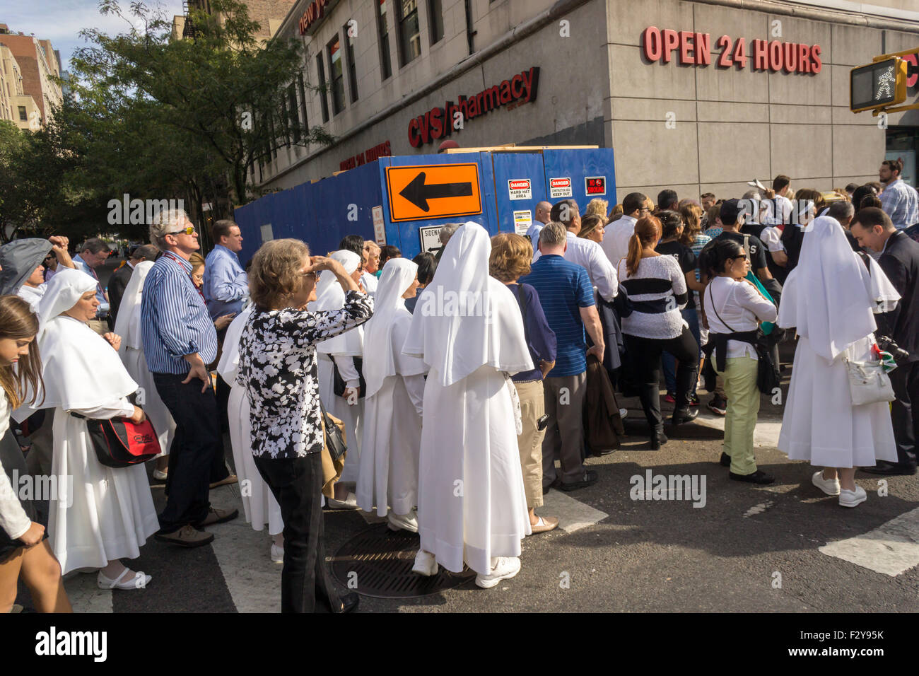 New York, New York, USA. 25th Sep, 2015. Thousands of ticket holders ...
