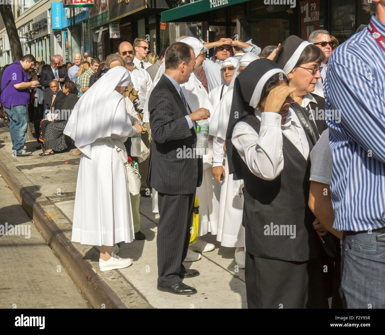 New York, New York, USA. 25th Sep, 2015. Thousands of ticket holders ...