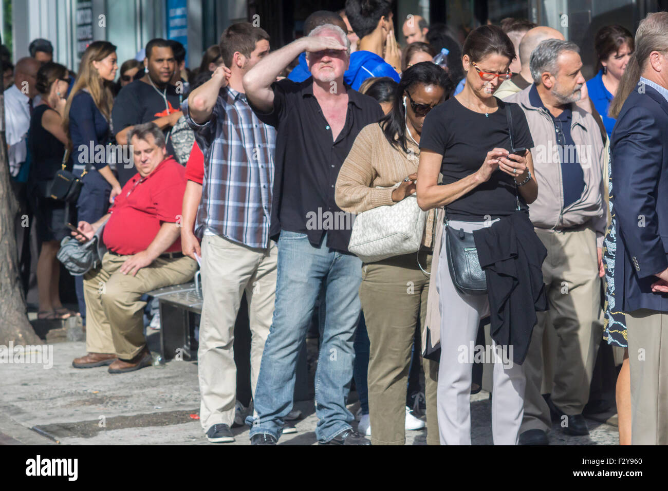 New York, New York, USA. 25th Sep, 2015. Thousands of ticket holders ...