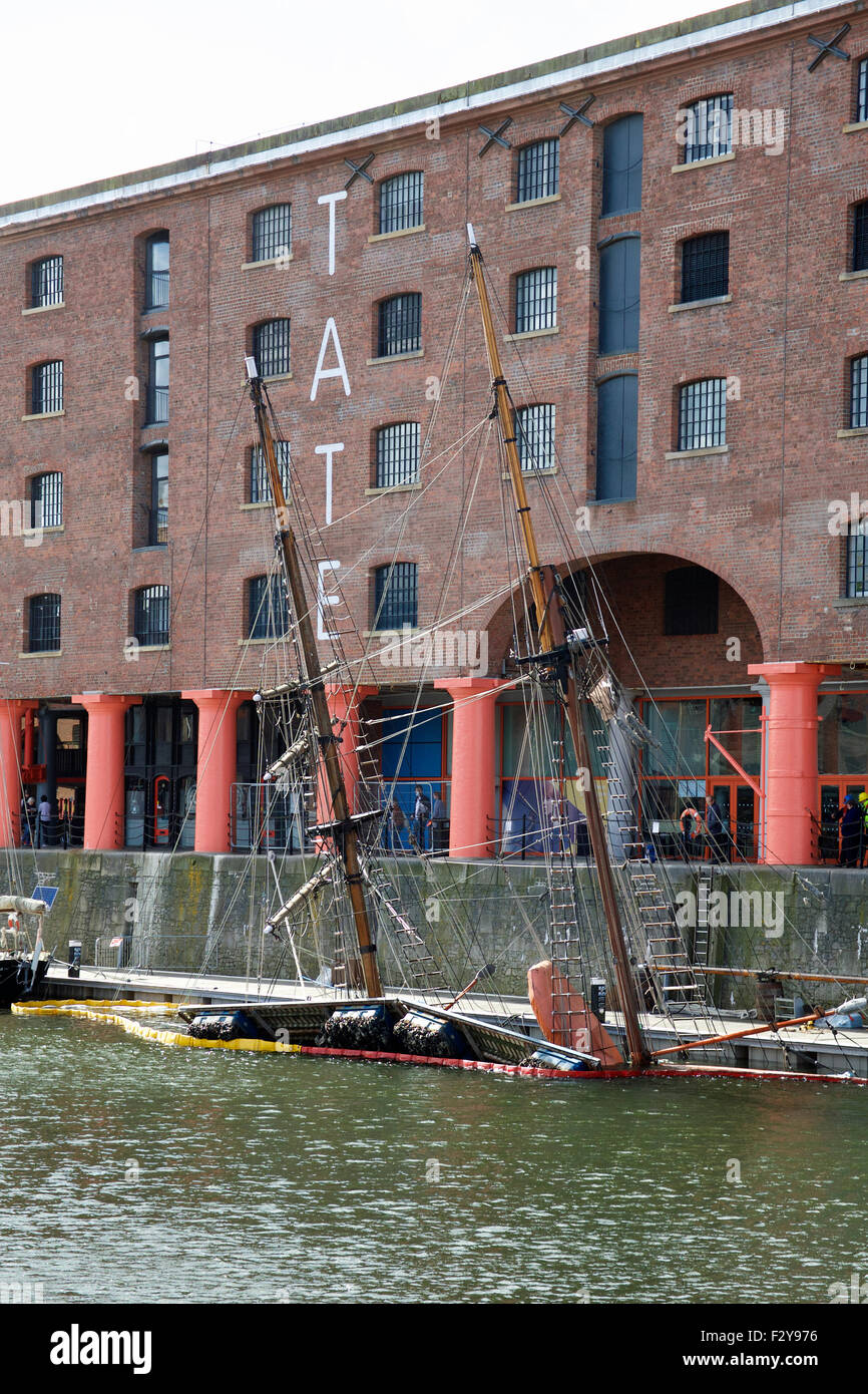Liverpool albert dock 1980s hi-res stock photography and images - Alamy