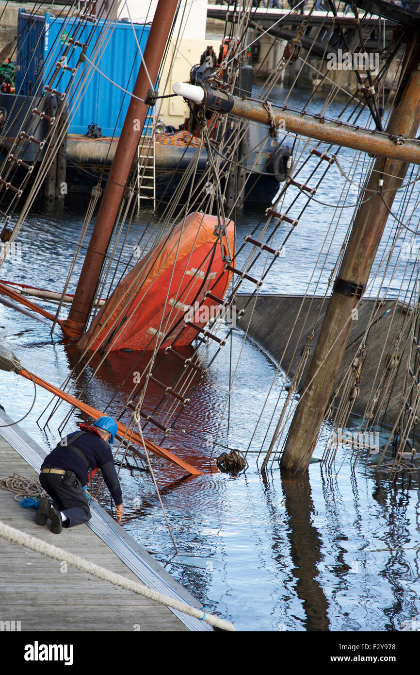 Floating dock sank hi-res stock photography and images - Alamy