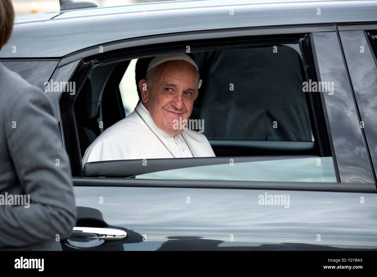 Pope Francis smiles from his motorcade after arrival ceremonies at ...
