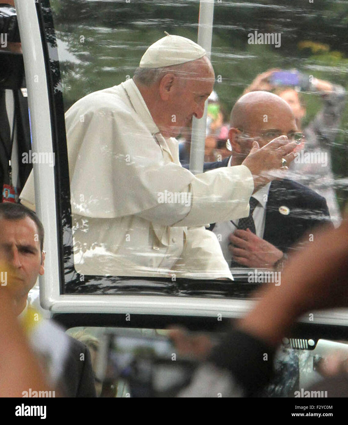 New York, New York, USA. 25th Sep, 2015. POPE FRANCIS Papal procession ...
