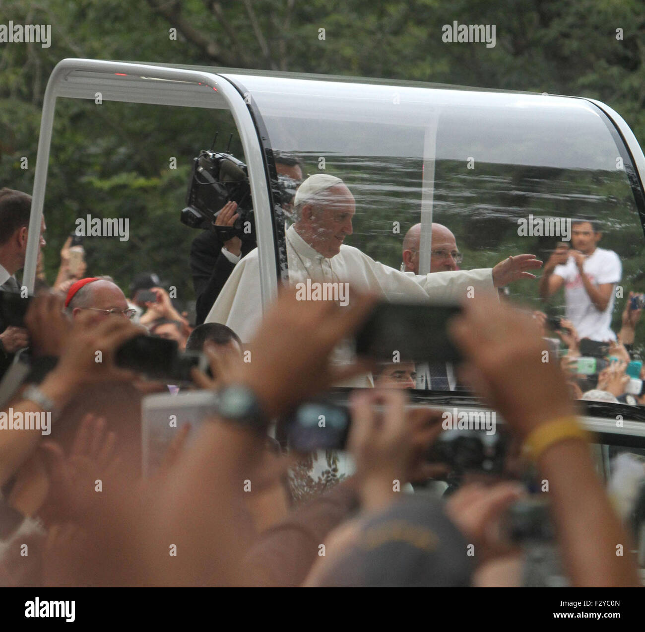 New York, New York, USA. 25th Sep, 2015. POPE FRANCIS Papal procession ...