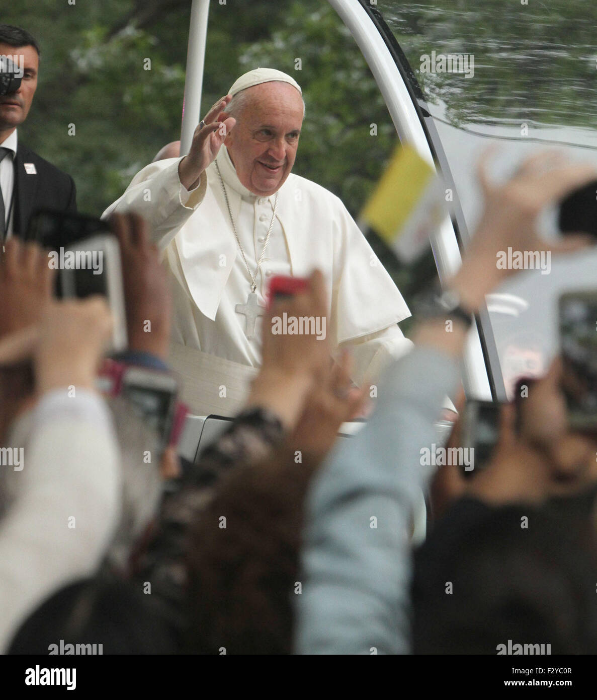 New York, New York, USA. 25th Sep, 2015. POPE FRANCIS Papal procession ...