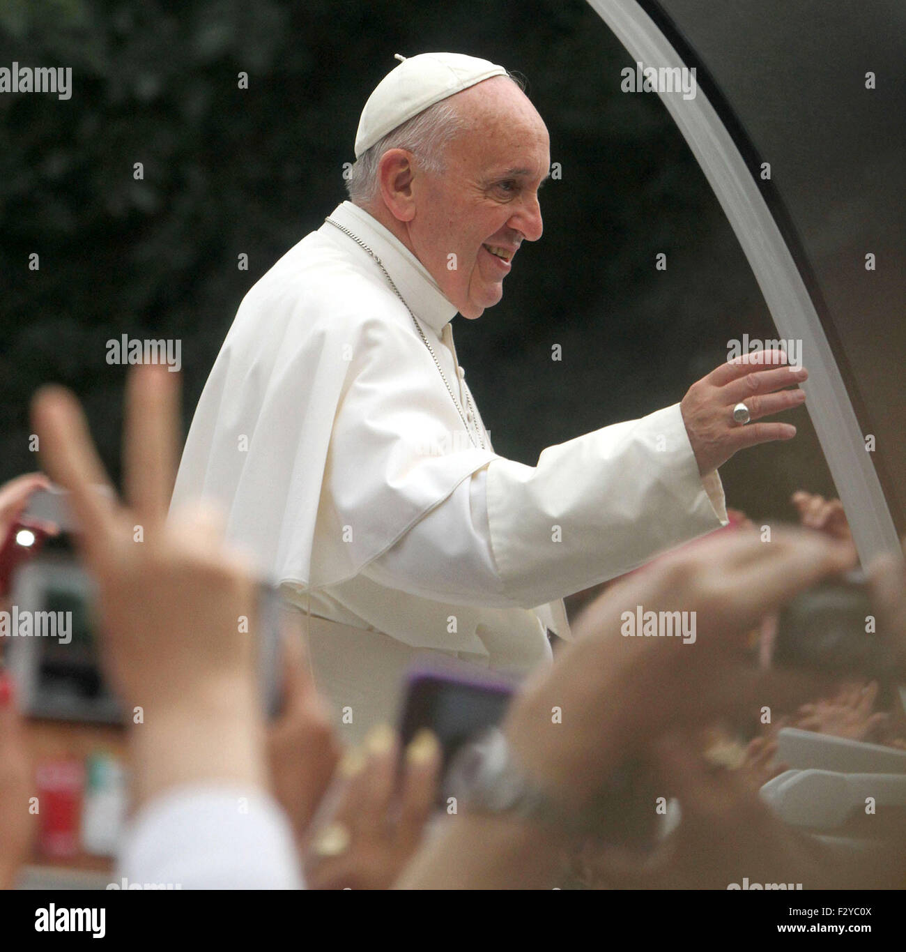 New York, New York, USA. 25th Sep, 2015. POPE FRANCIS Papal procession ...