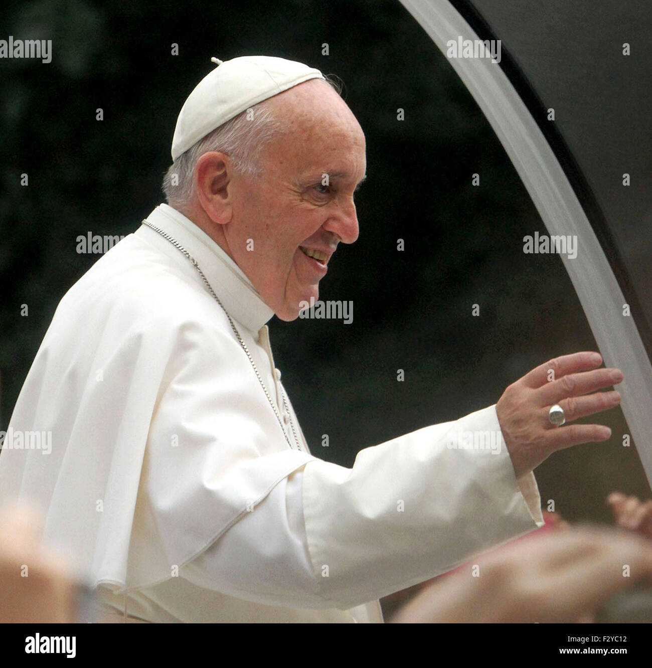New York, New York, USA. 25th Sep, 2015. POPE FRANCIS Papal procession ...