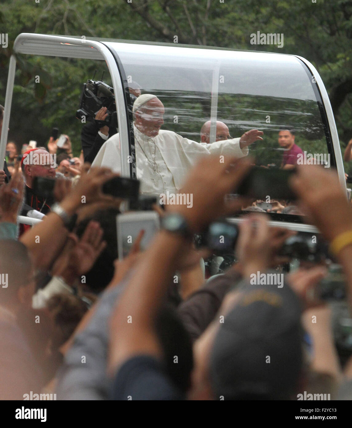 New York, New York, USA. 25th Sep, 2015. POPE FRANCIS Papal procession ...