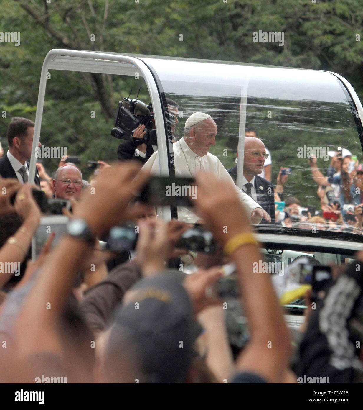 New York, New York, USA. 25th Sep, 2015. POPE FRANCIS Papal procession ...