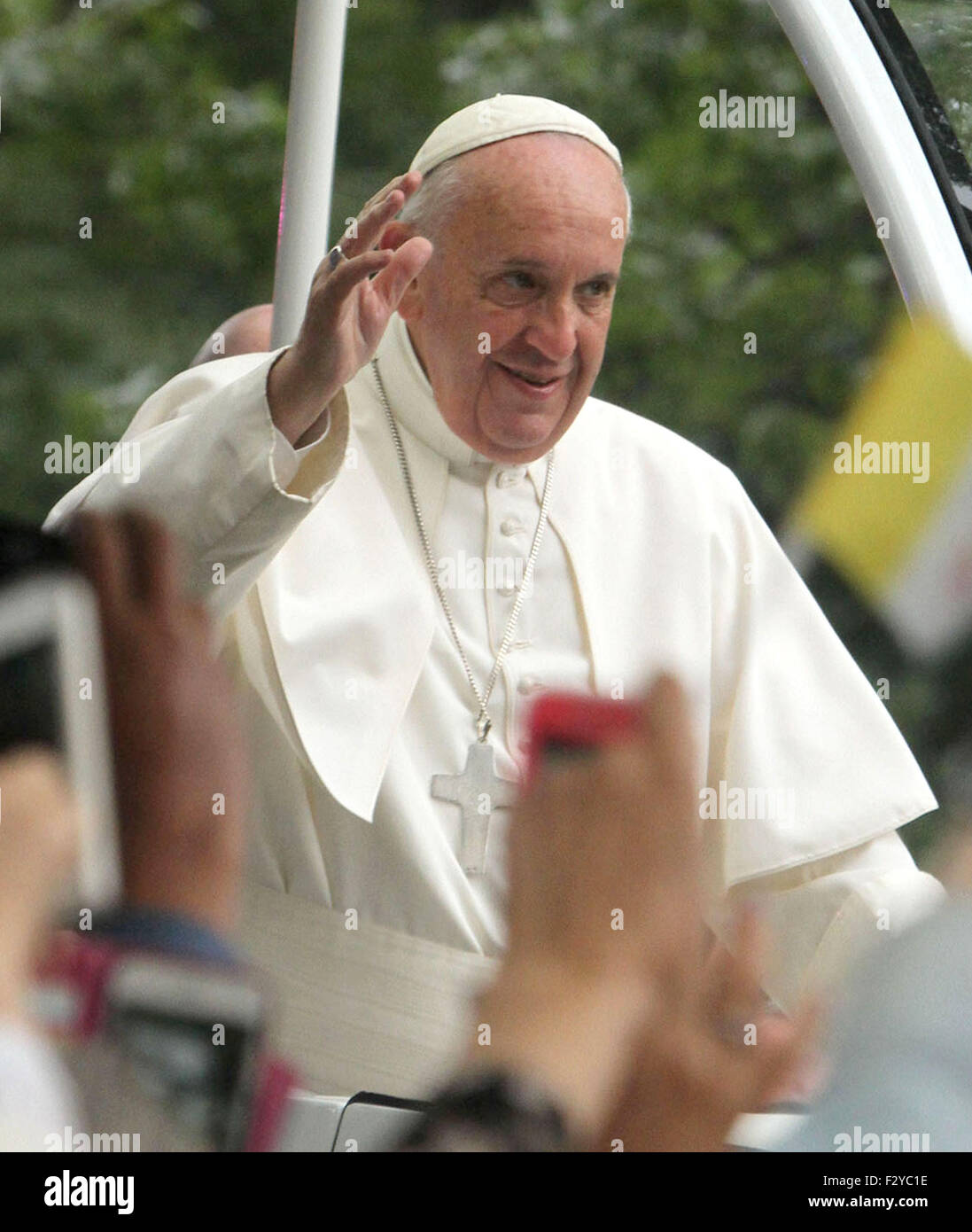 New York, New York, USA. 25th Sep, 2015. POPE FRANCIS Papal procession ...