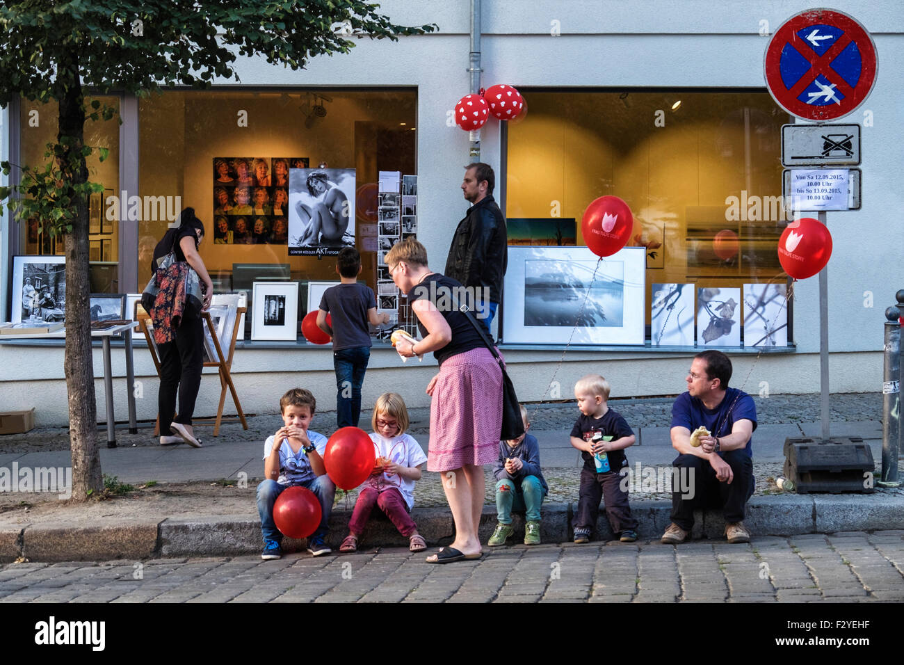 Children eat free hi-res stock photography and images - Alamy