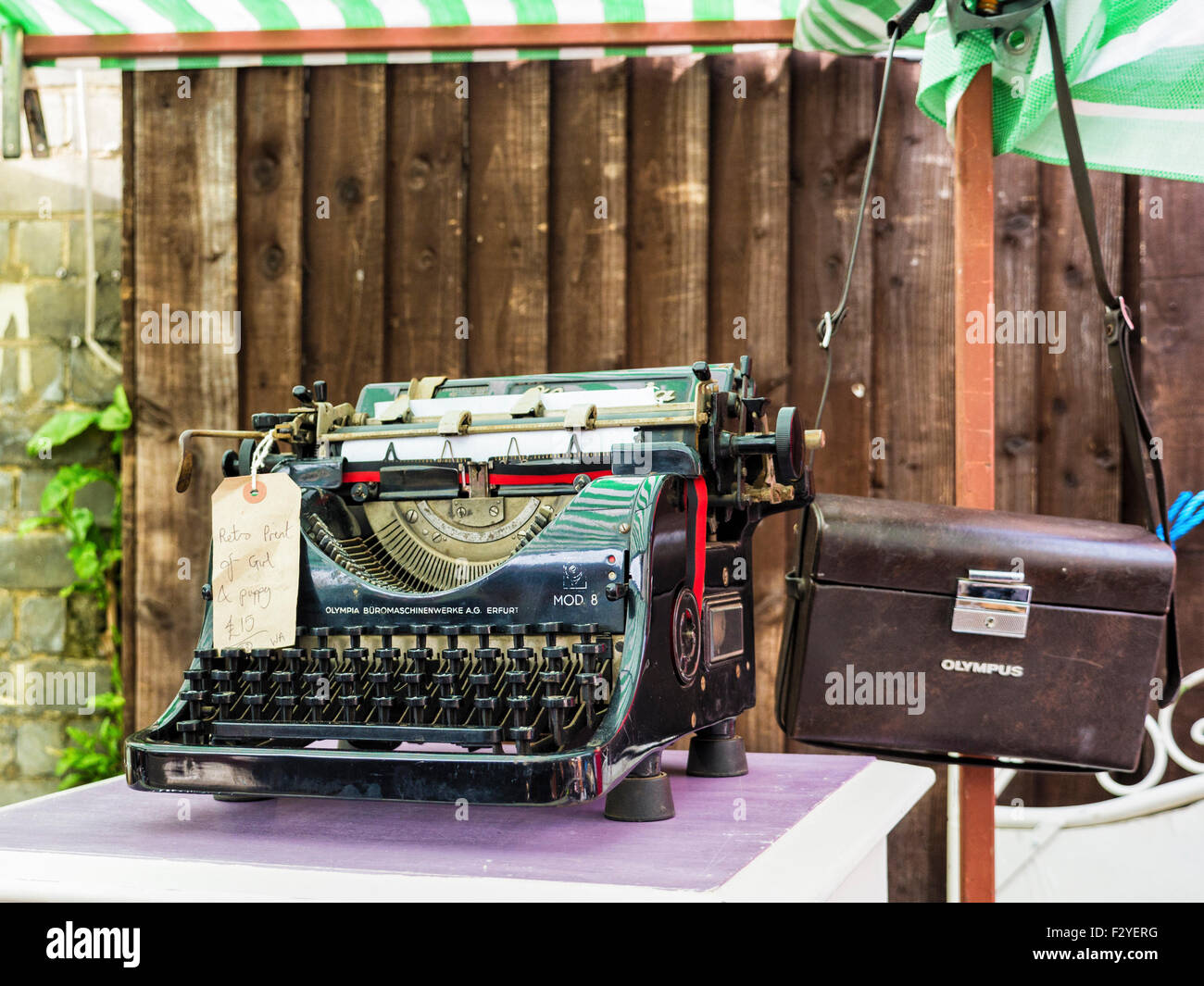 Vintage royal typewriter hi-res stock photography and images - Alamy