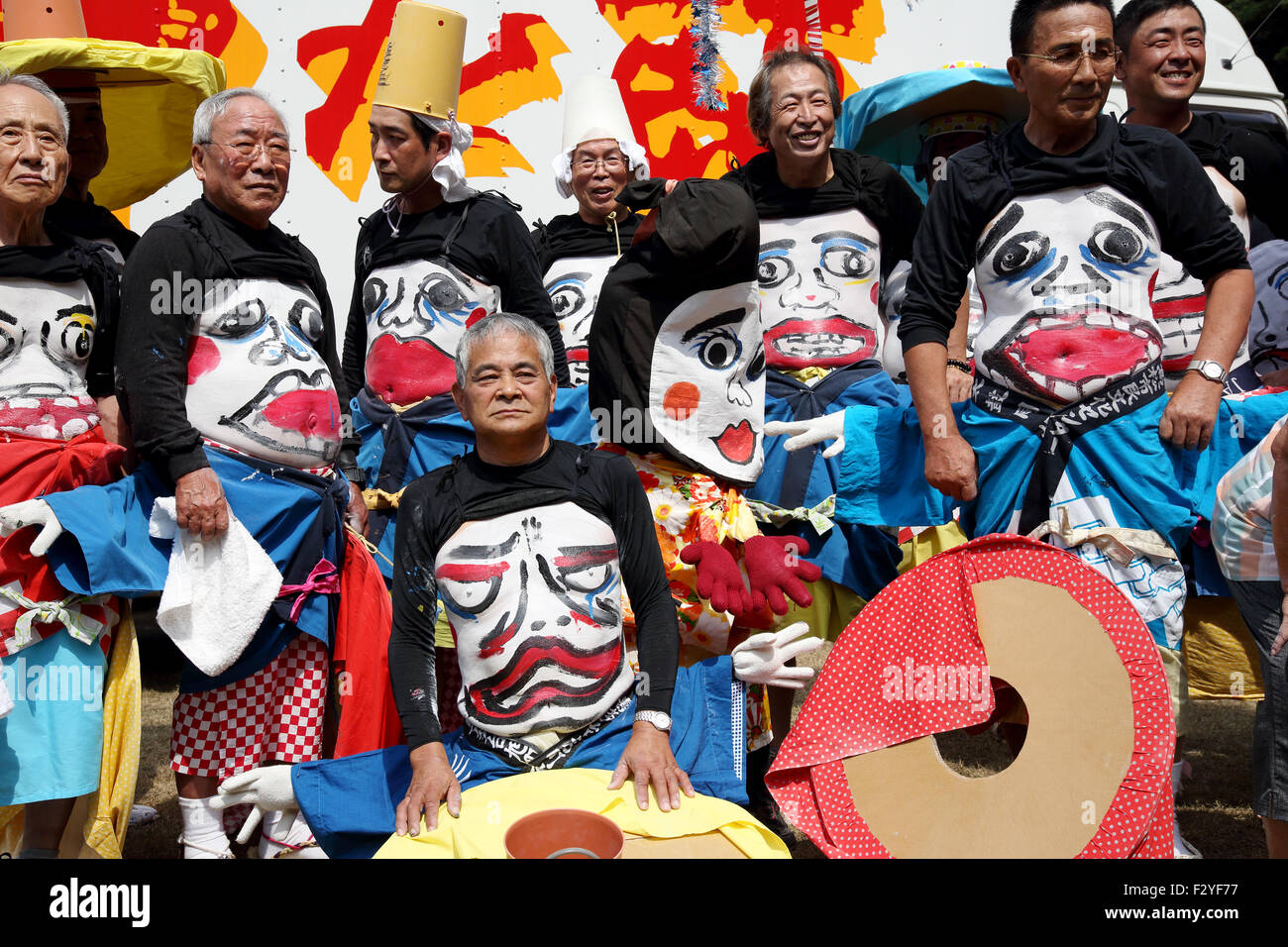 The men dancing abdomen dance in traditional kimono Stock Photo - Alamy