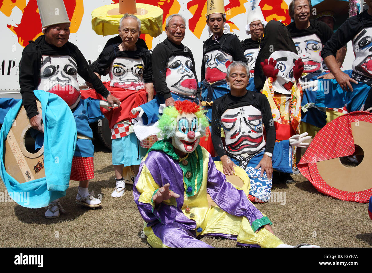 The men dancing abdomen dance in traditional kimono Stock Photo - Alamy