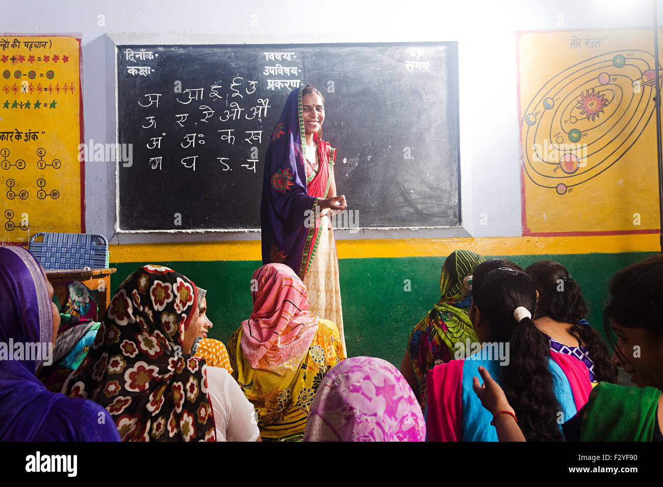 Crowded classroom hi-res stock photography and images - Alamy