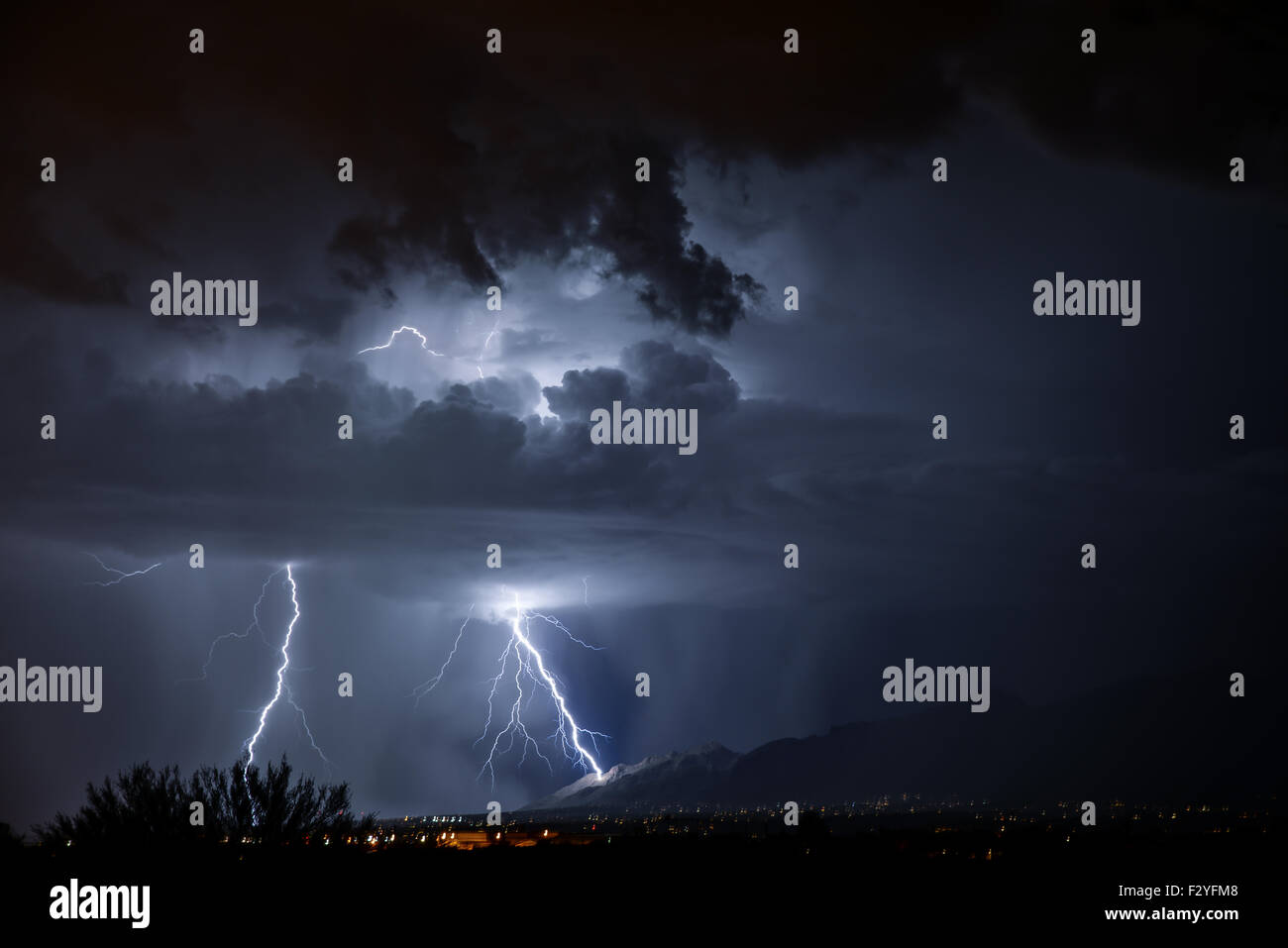 Thunder and lightning over arizona hi-res stock photography and images ...