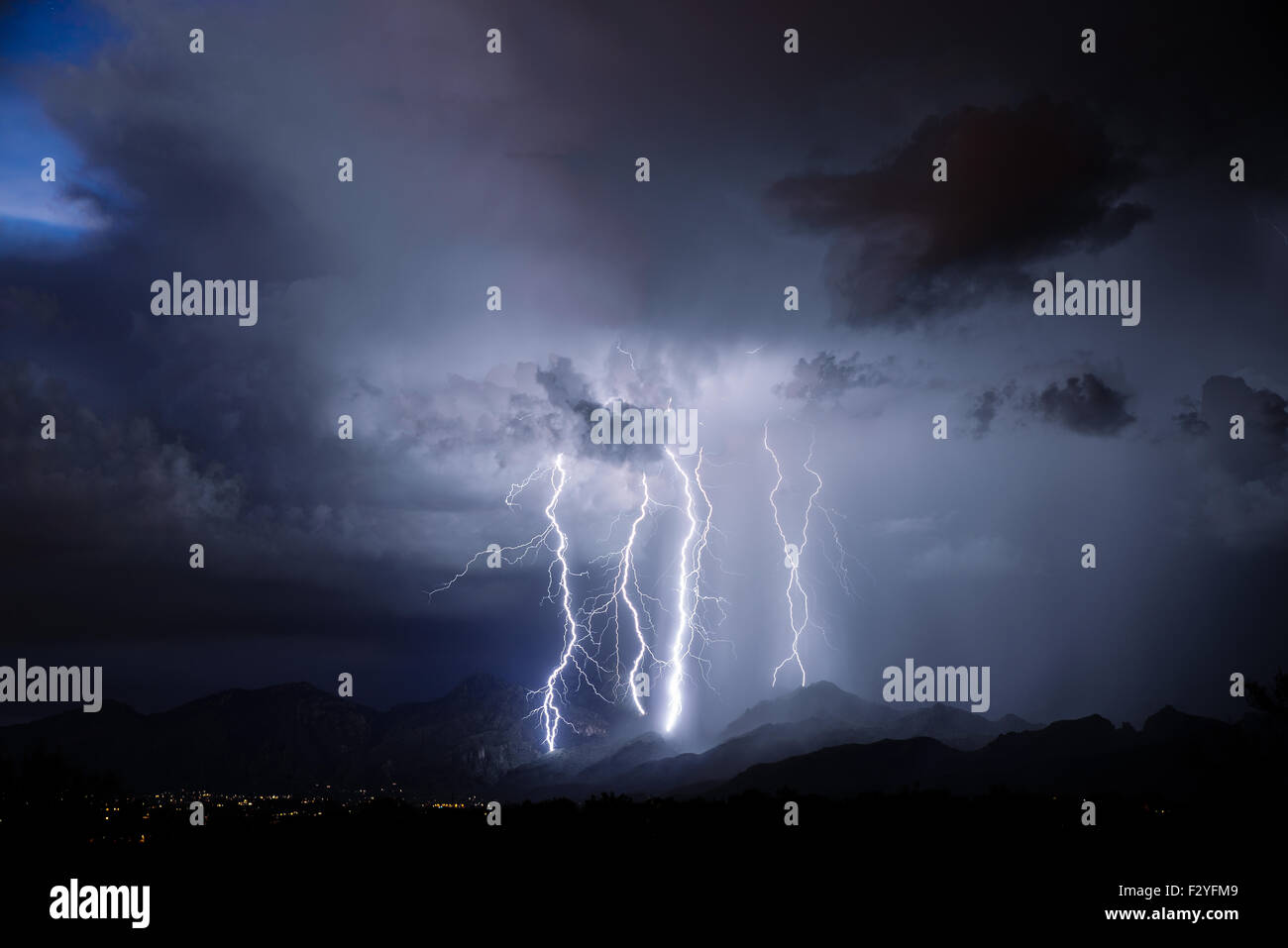 Thunder and lightning over arizona hi-res stock photography and images ...