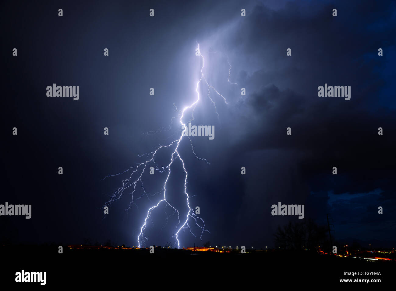 Thunder and lightning over arizona hi-res stock photography and images ...