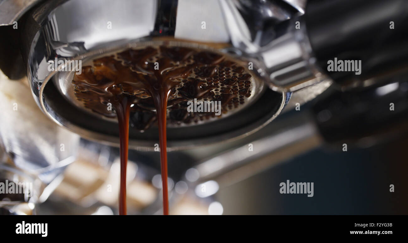 espresso coffee extraction with bottomless filter Stock Photo - Alamy