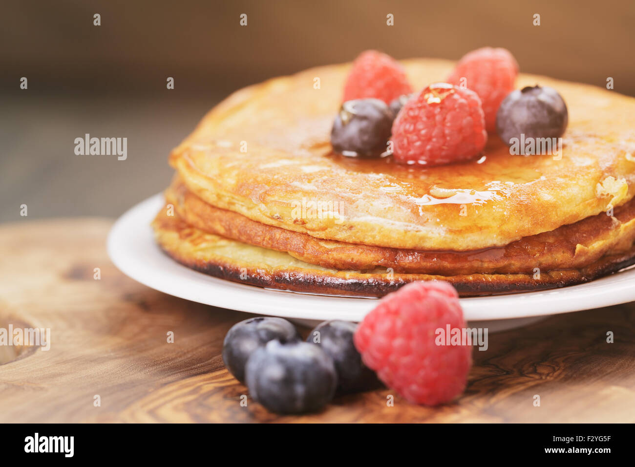 Pancakes with raspberry, blueberry and maple syrup Stock Photo - Alamy