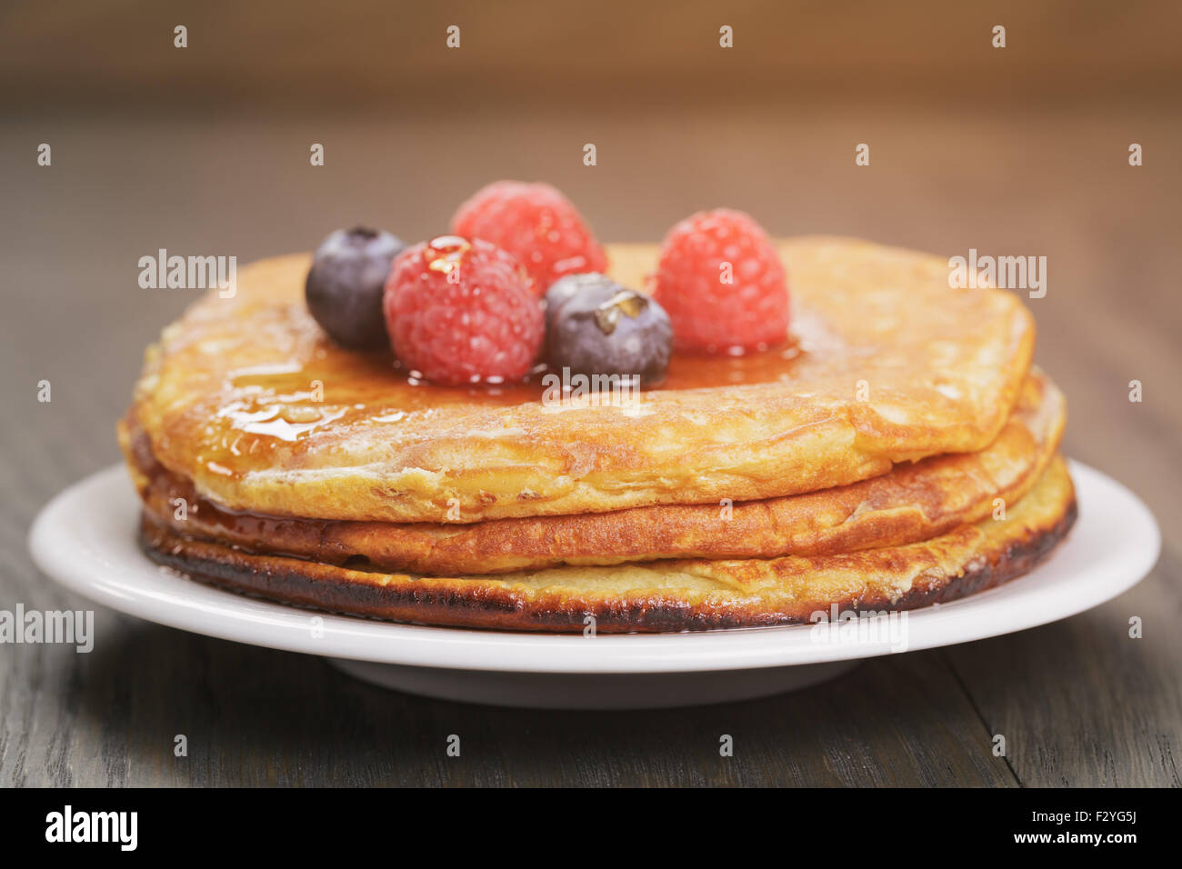 Pancakes with raspberry, blueberry and maple syrup Stock Photo - Alamy