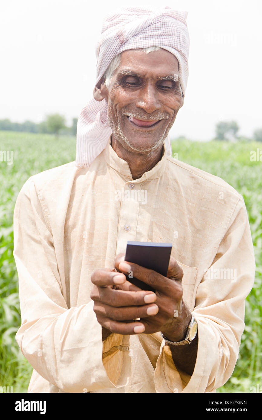 India farmer phone hi-res stock photography and images - Alamy