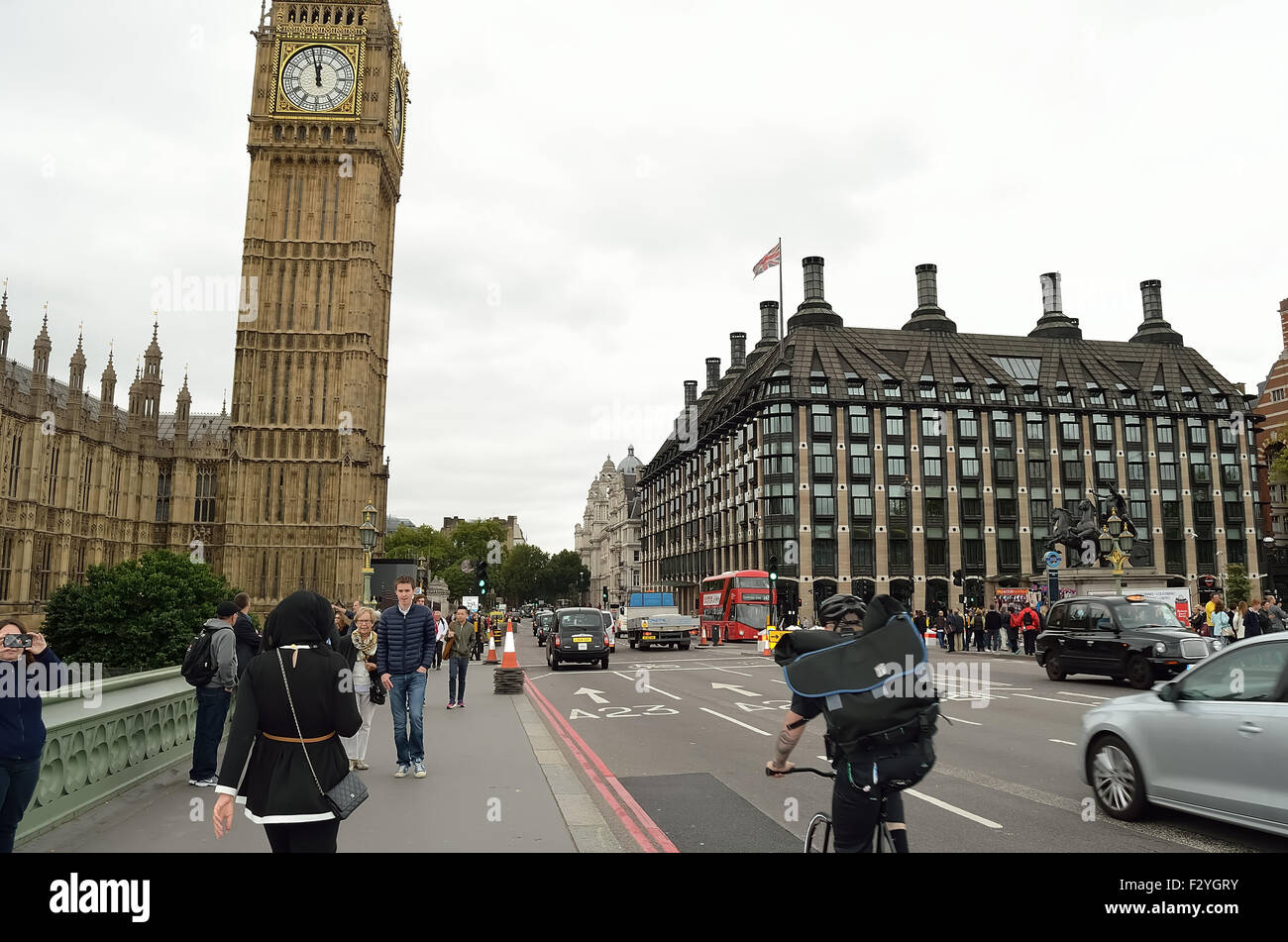 Westminster bridge busy hi-res stock photography and images - Alamy