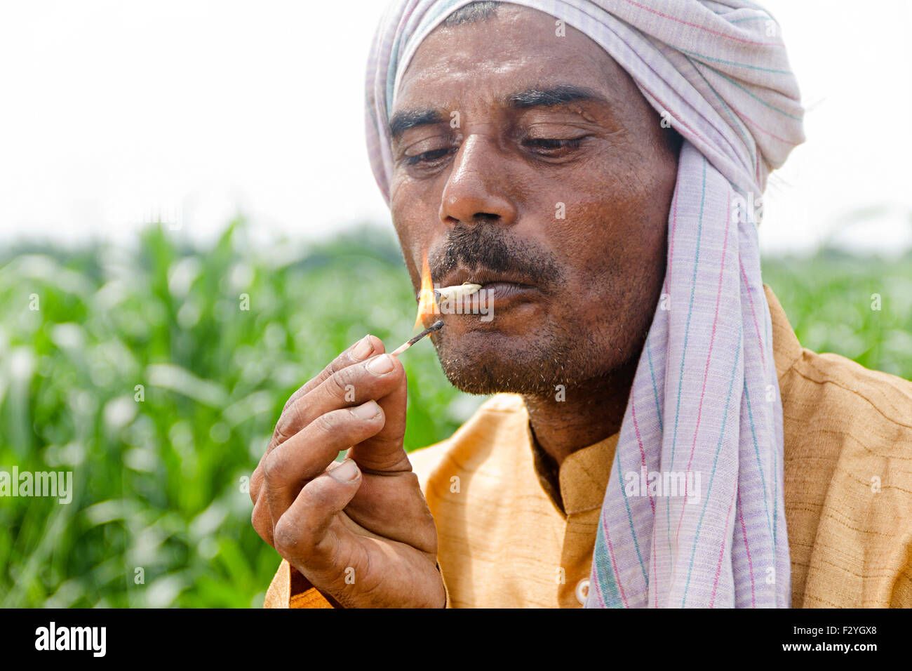 Man smoking bidi hi-res stock photography and images - Alamy