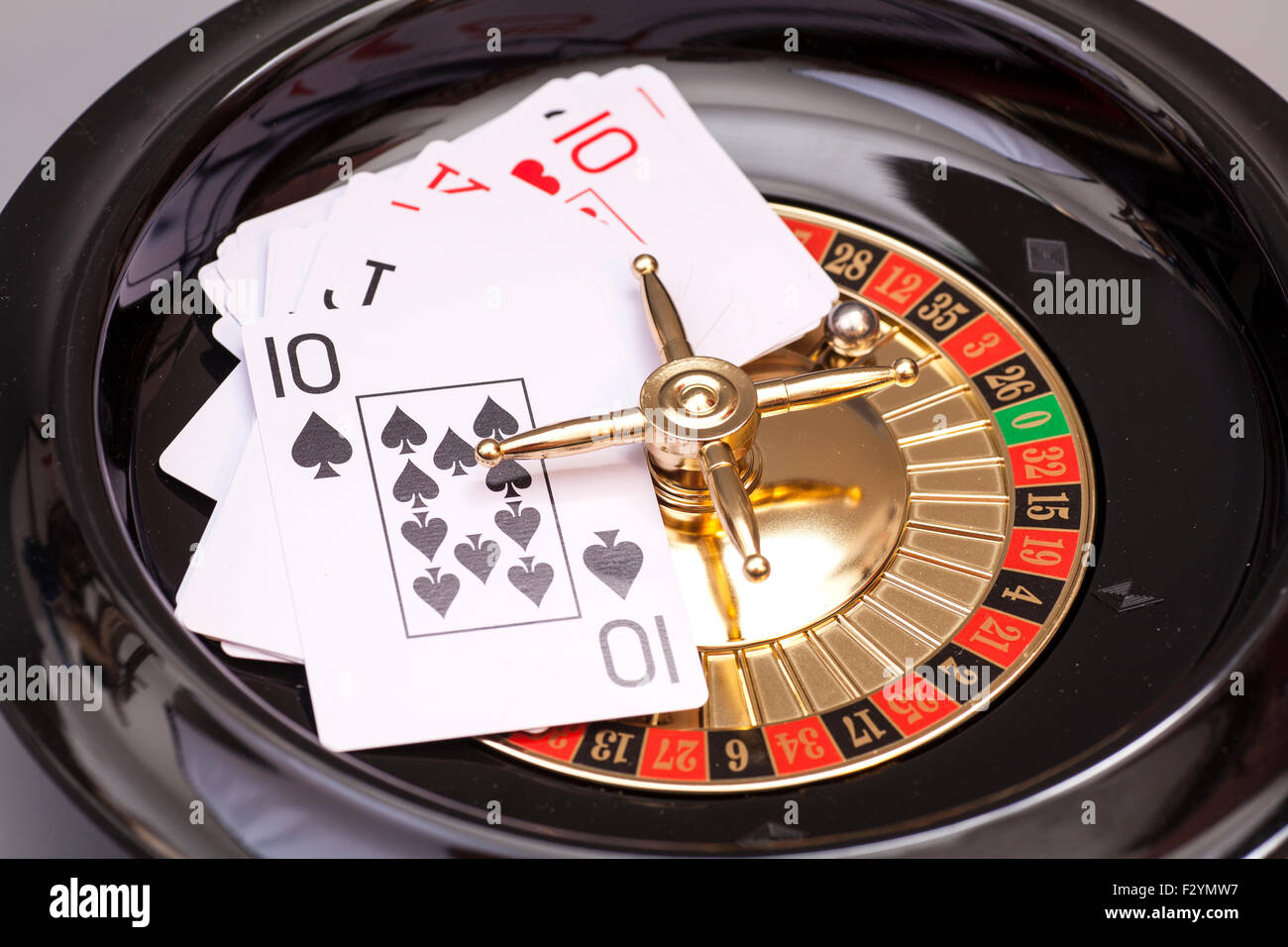 Roulette And Playing Card Stock Photo - Alamy