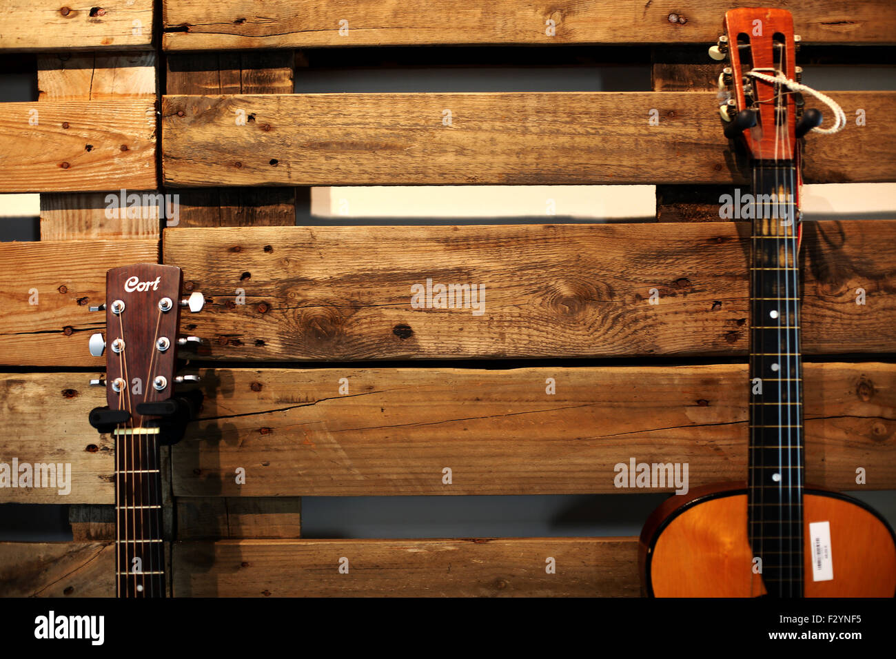 Wall of guitars hi-res stock photography and images - Alamy