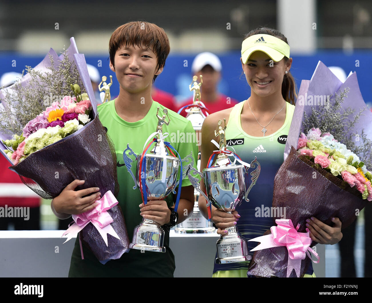 (150926) -- GUANGZHOU, Sept. 26, 2015(Xinhua) -- Xu Shilin(R) and You ...