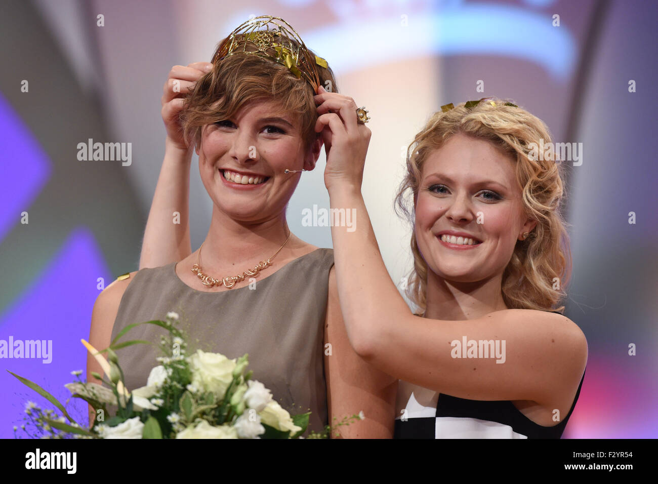 The newly crowned German wine queen, Josefine Schlumberger (l), smiles ...
