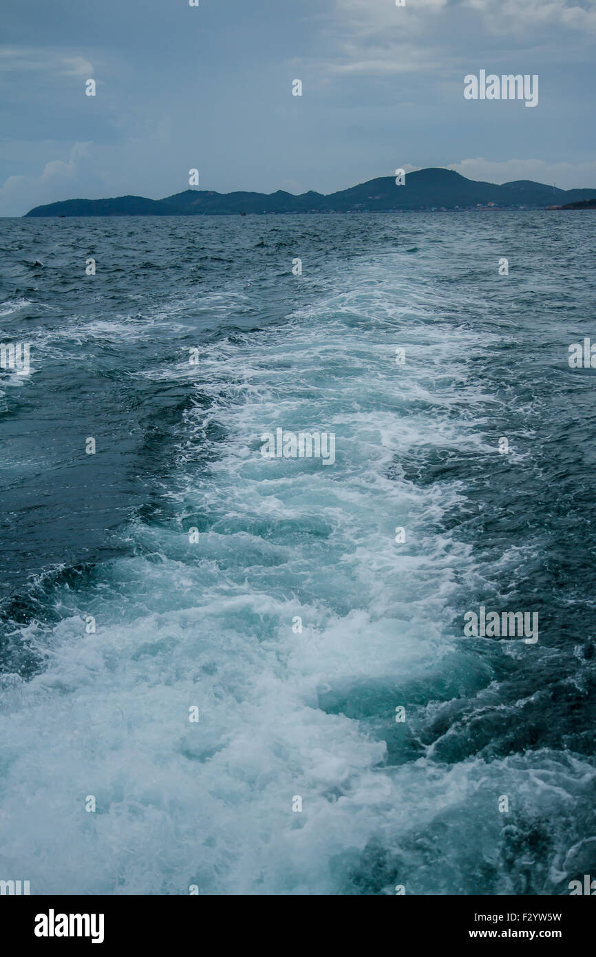 Stern waves hi-res stock photography and images - Alamy