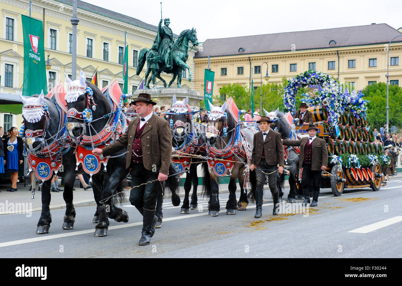 9000 people take place at the opening parade of the Oktoberfest in ...