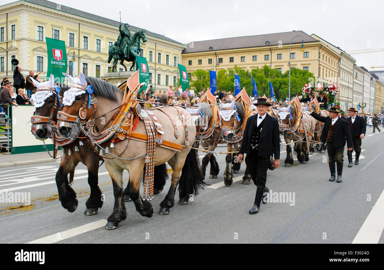 9000 people take place at the opening parade of the Oktoberfest in ...
