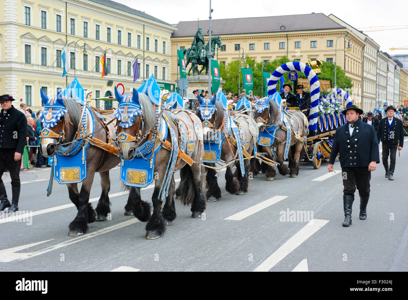 9000 people take place at the opening parade of the Oktoberfest in ...