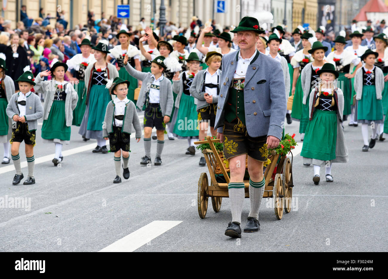 9000 people take place at the opening parade of the Oktoberfest in ...