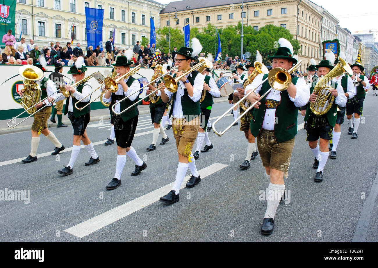9000 people take place at the opening parade of the Oktoberfest in ...