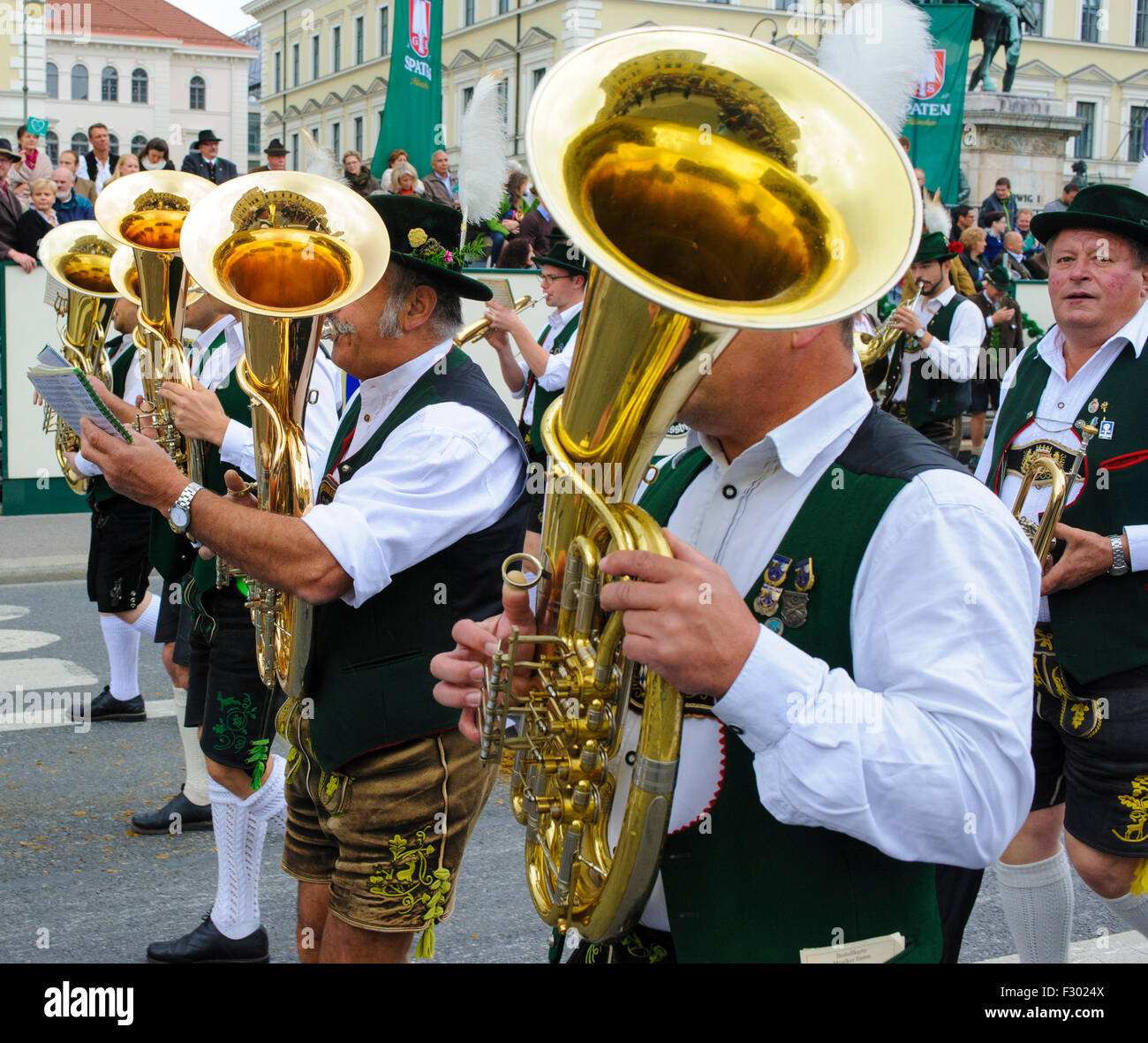 9000 people take place at the opening parade of the Oktoberfest in ...