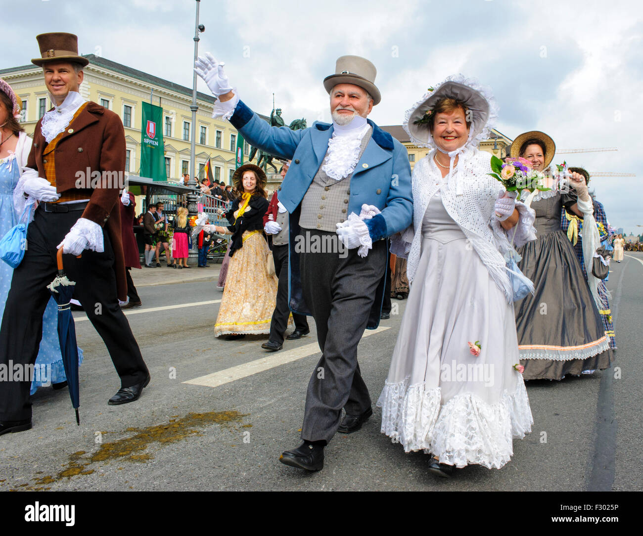 9000 people take place at the opening parade of the Oktoberfest in ...