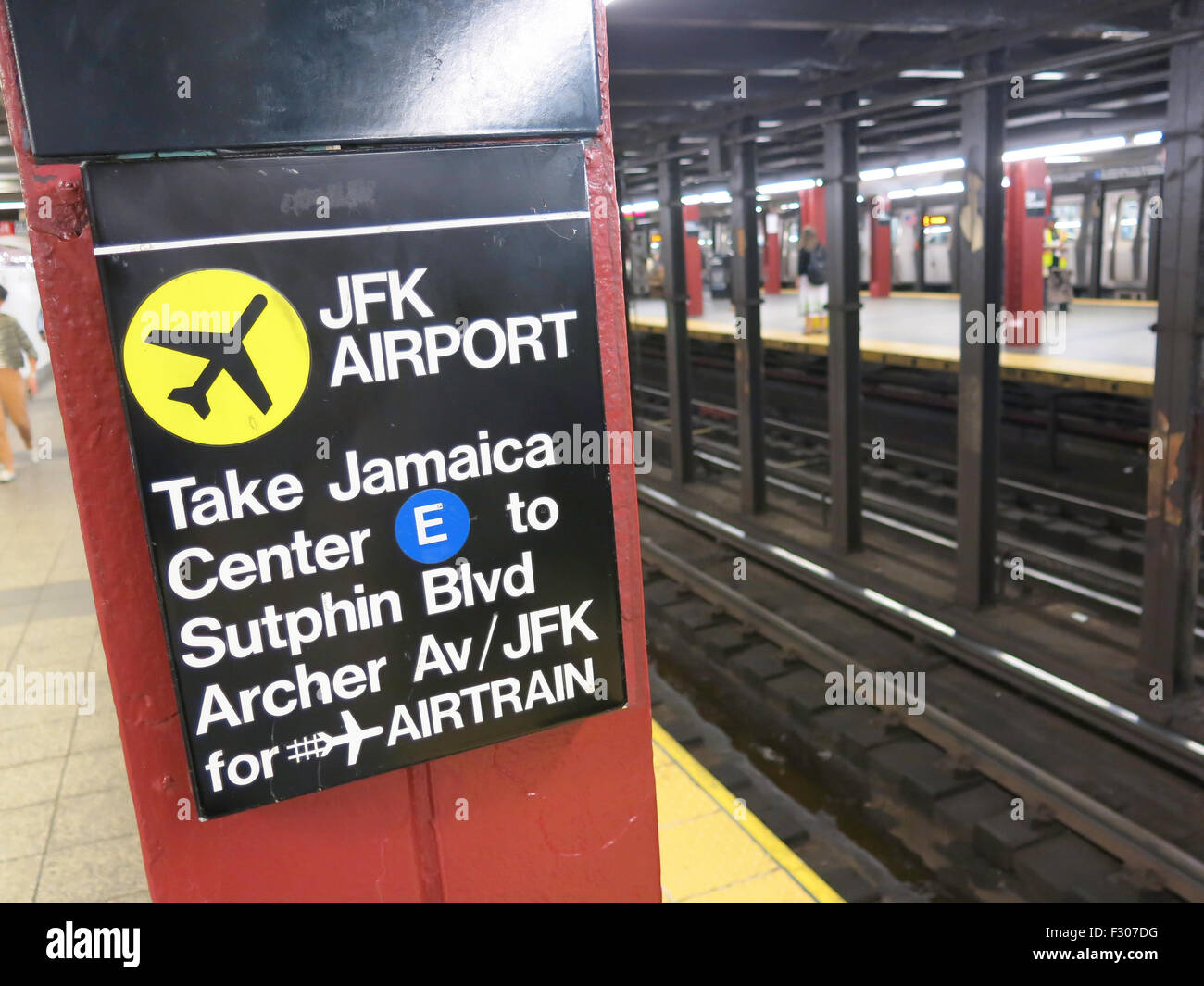 Jfk airport sign hi-res stock photography and images - Alamy